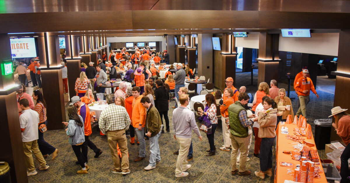 Photo Gallery: Louisville Clemson Family Tailgate – IPTAY